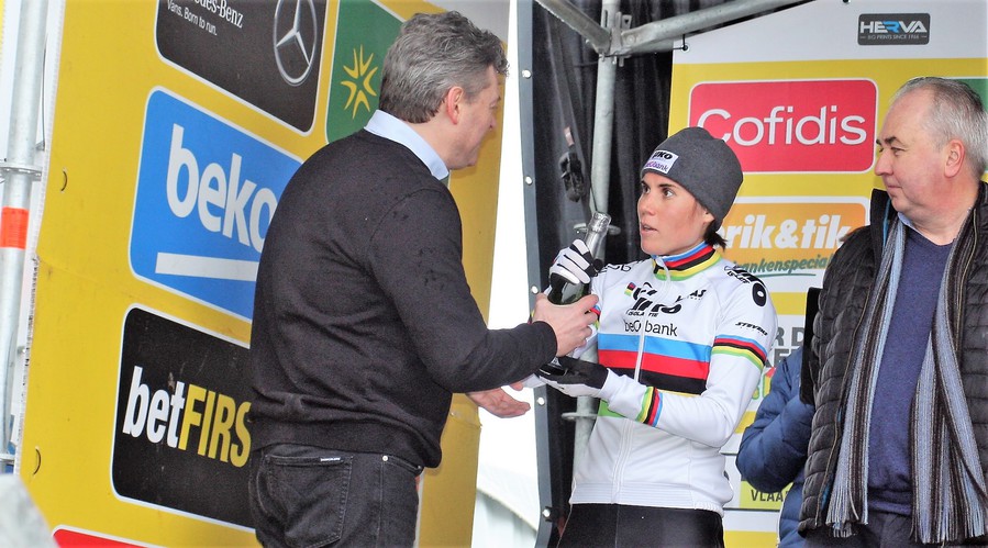 Veldritkrant.be | Nieuws | Sanne Cant werd gehuldigd in Maldegem Veldritkrant.be | Nieuws | Sanne Cant werd gehuldigd in Maldegem